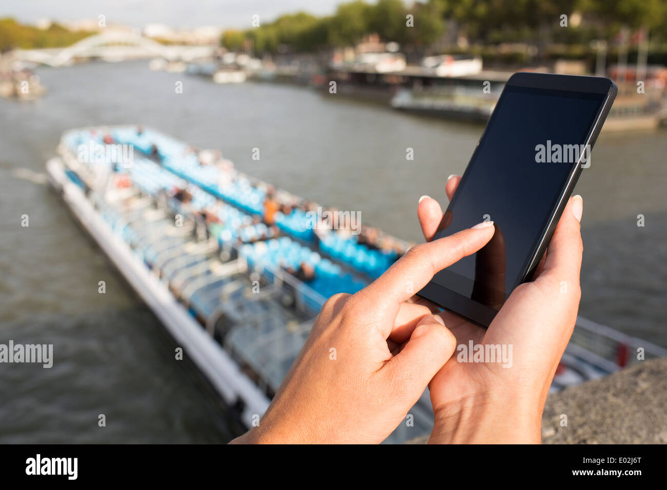 Woman mobile phone famous tower bridge hi-res stock photography and ...