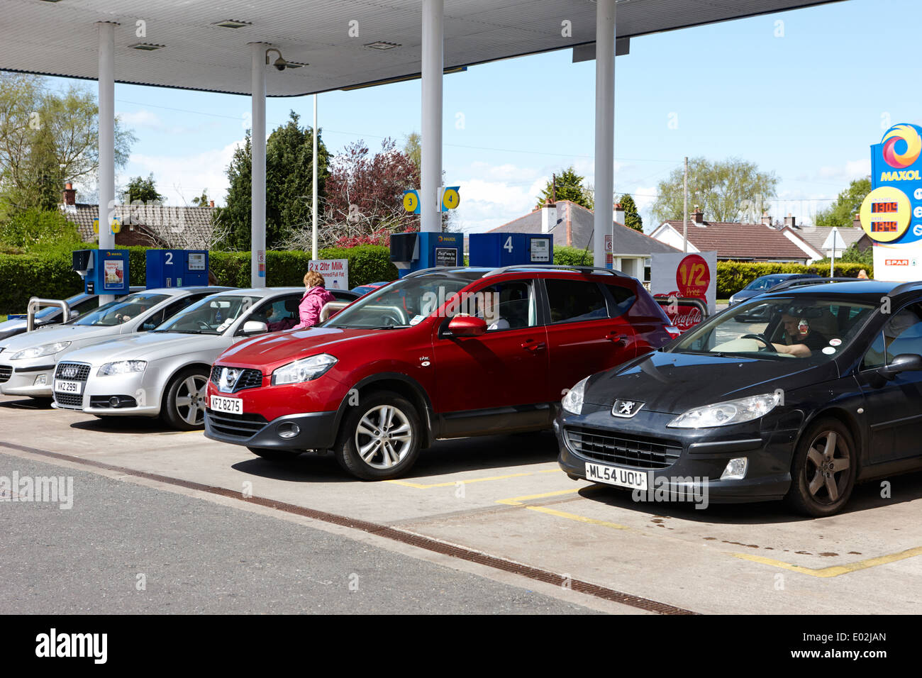 Uk petrol station forecourt hi-res stock photography and images - Alamy