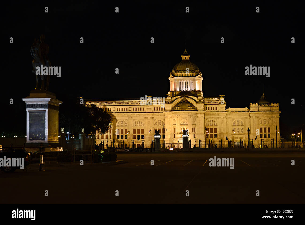 Government house building bangkok hi-res stock photography and images ...
