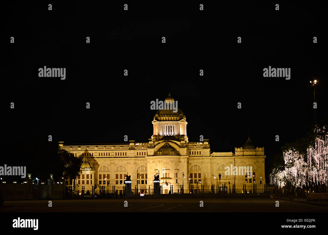 Throne hall building hi-res stock photography and images - Alamy