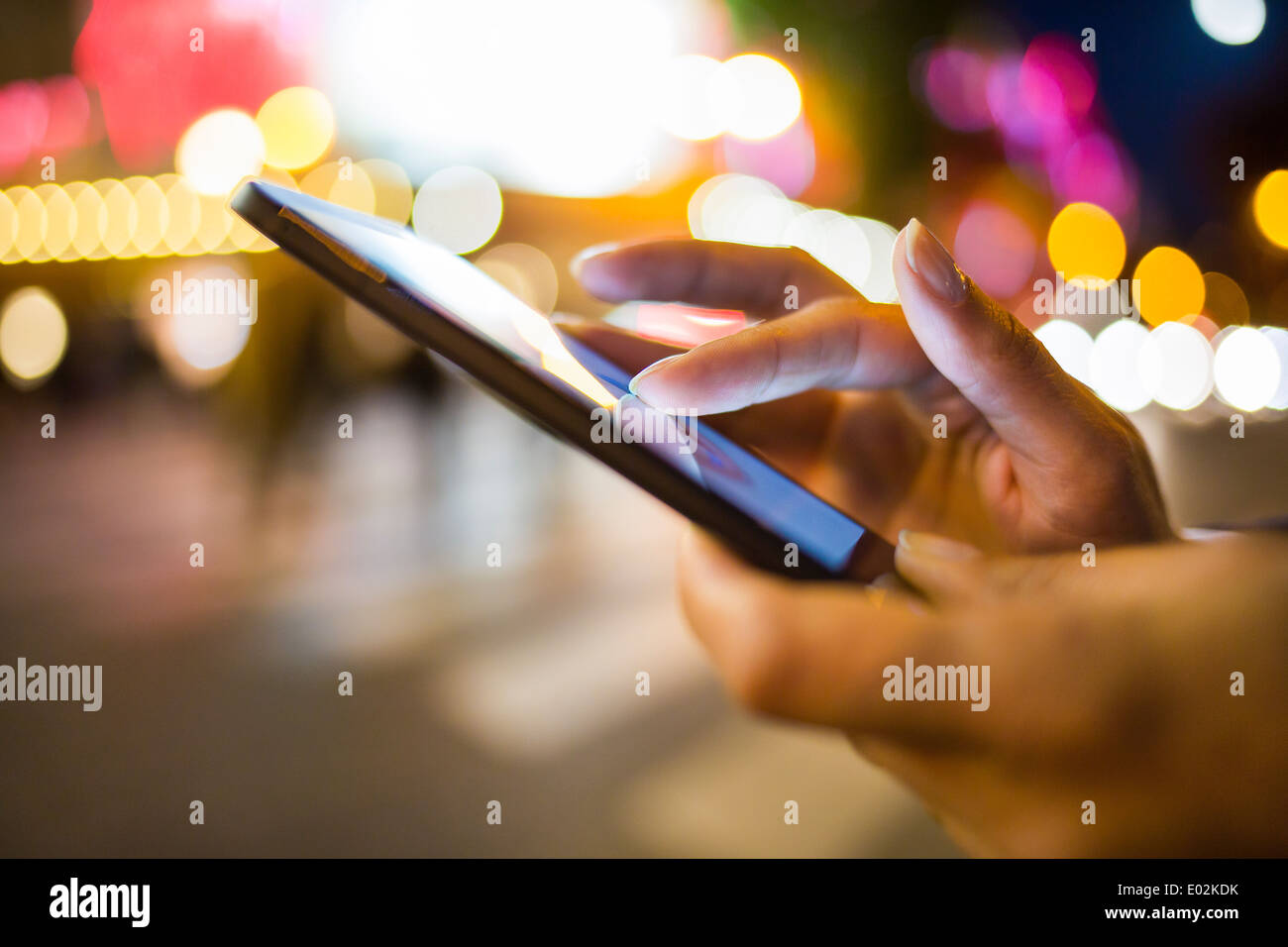 Hand holding phone hi-res stock photography and images - Alamy