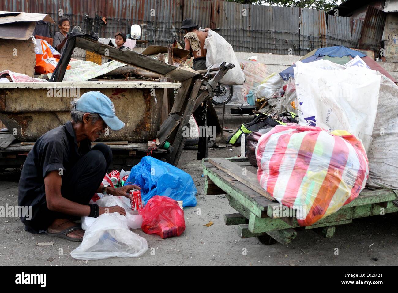 MANILA,PHILIPPINES-APRIL 30: Least fortunate street dwellers live in ...