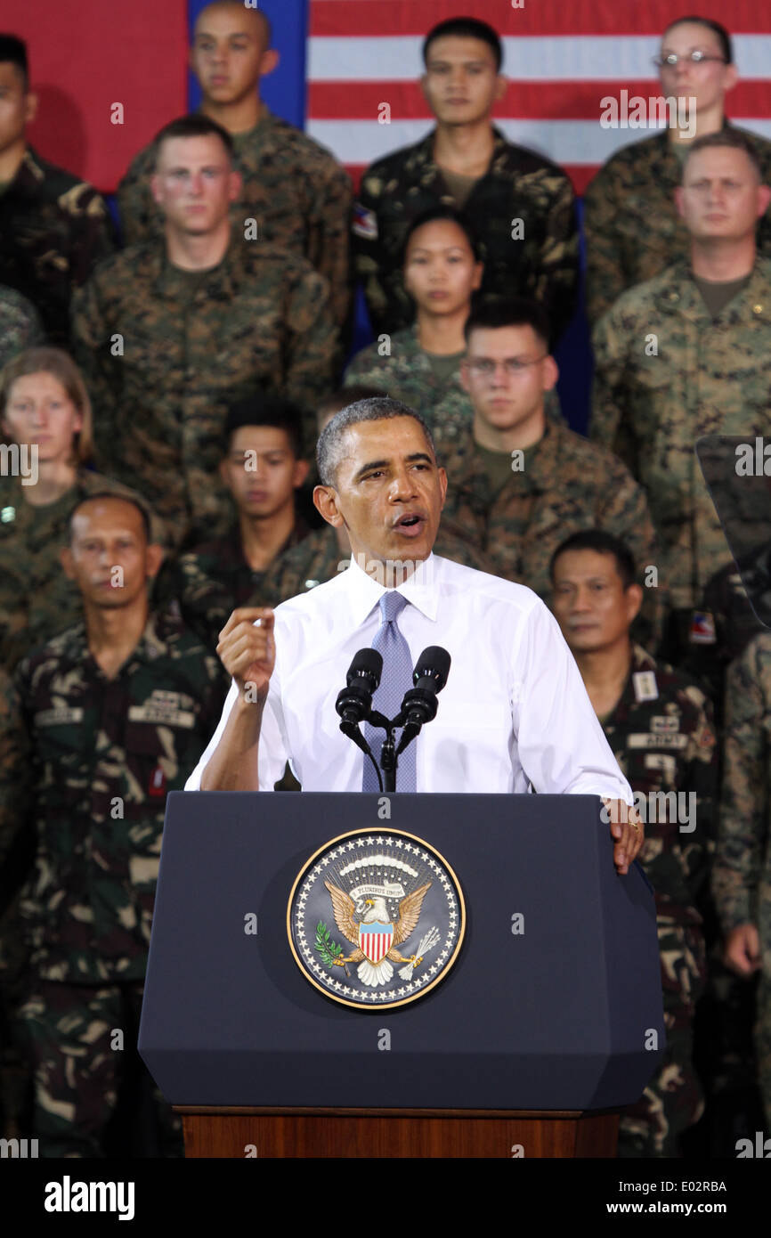 US President Barack Obama peaks to Armed Forces of the Philippines and ...