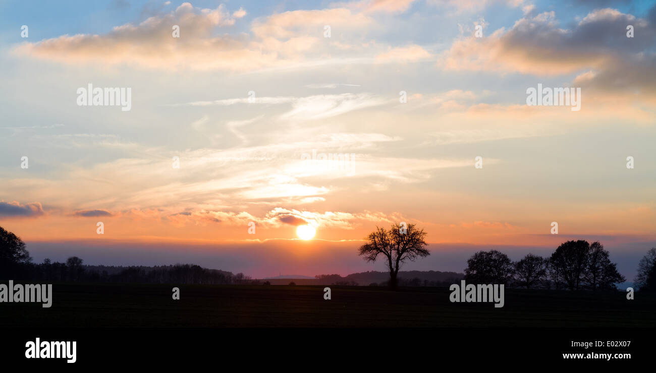 Franconian Sunset. Setting sun in the rural countryside of bavaria ...