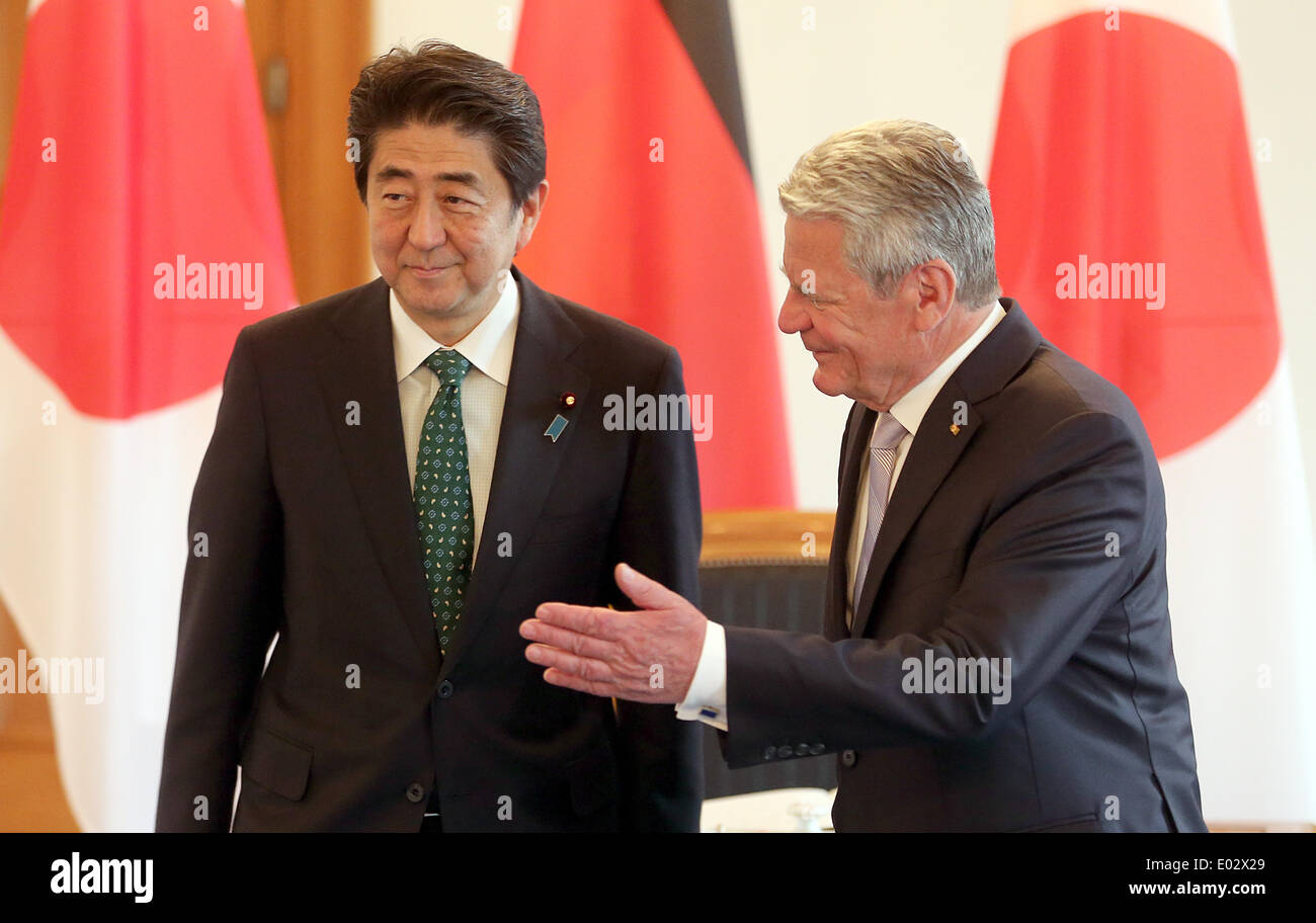 German President Joachim Gauck (R) greets Japanese Prime Minister ...