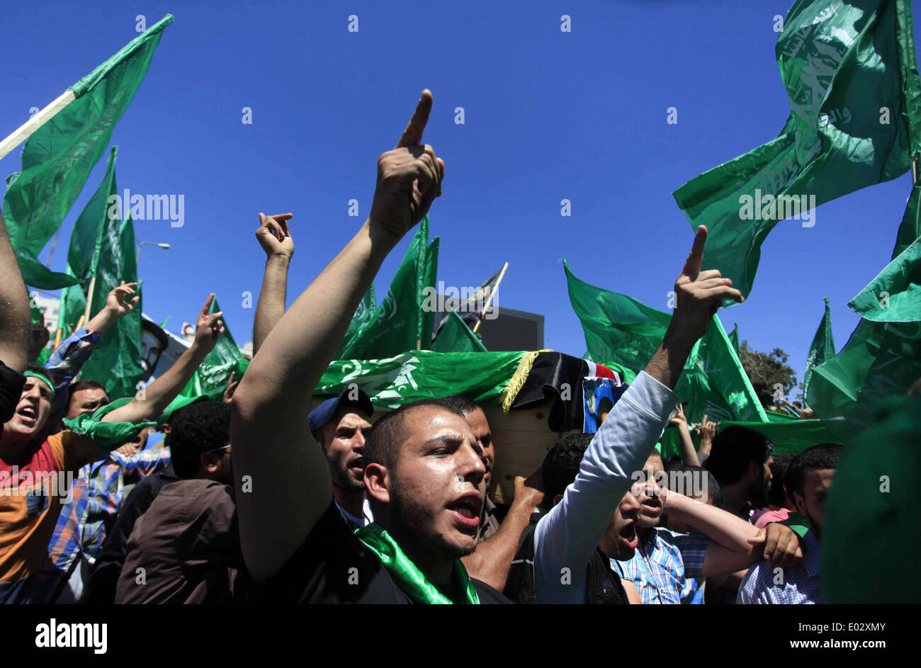 Ramallah, West Bank, Palestinian Territory. 30th Apr, 2014. Palestinian ...
