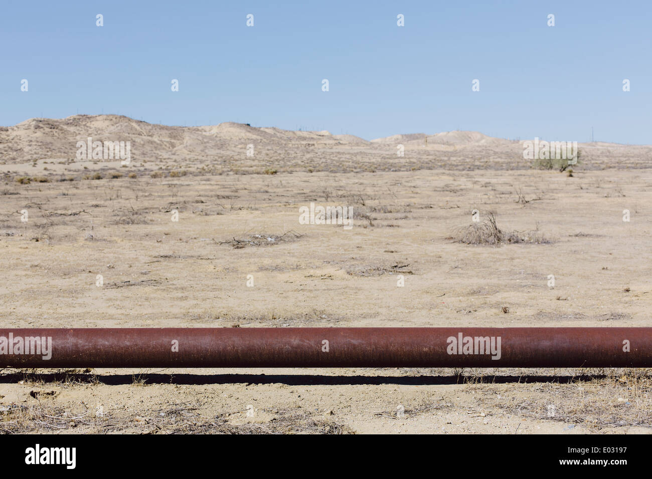 Crude oil extraction from Monterey Shale near Bakersfield California ...