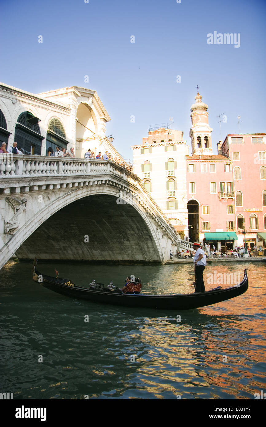 Rialto bridge gondola hi-res stock photography and images - Alamy