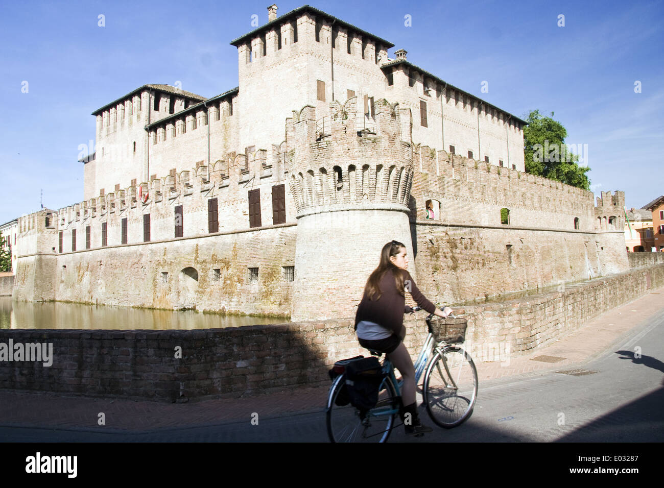 In medieval italian castles hi-res stock photography and images - Alamy