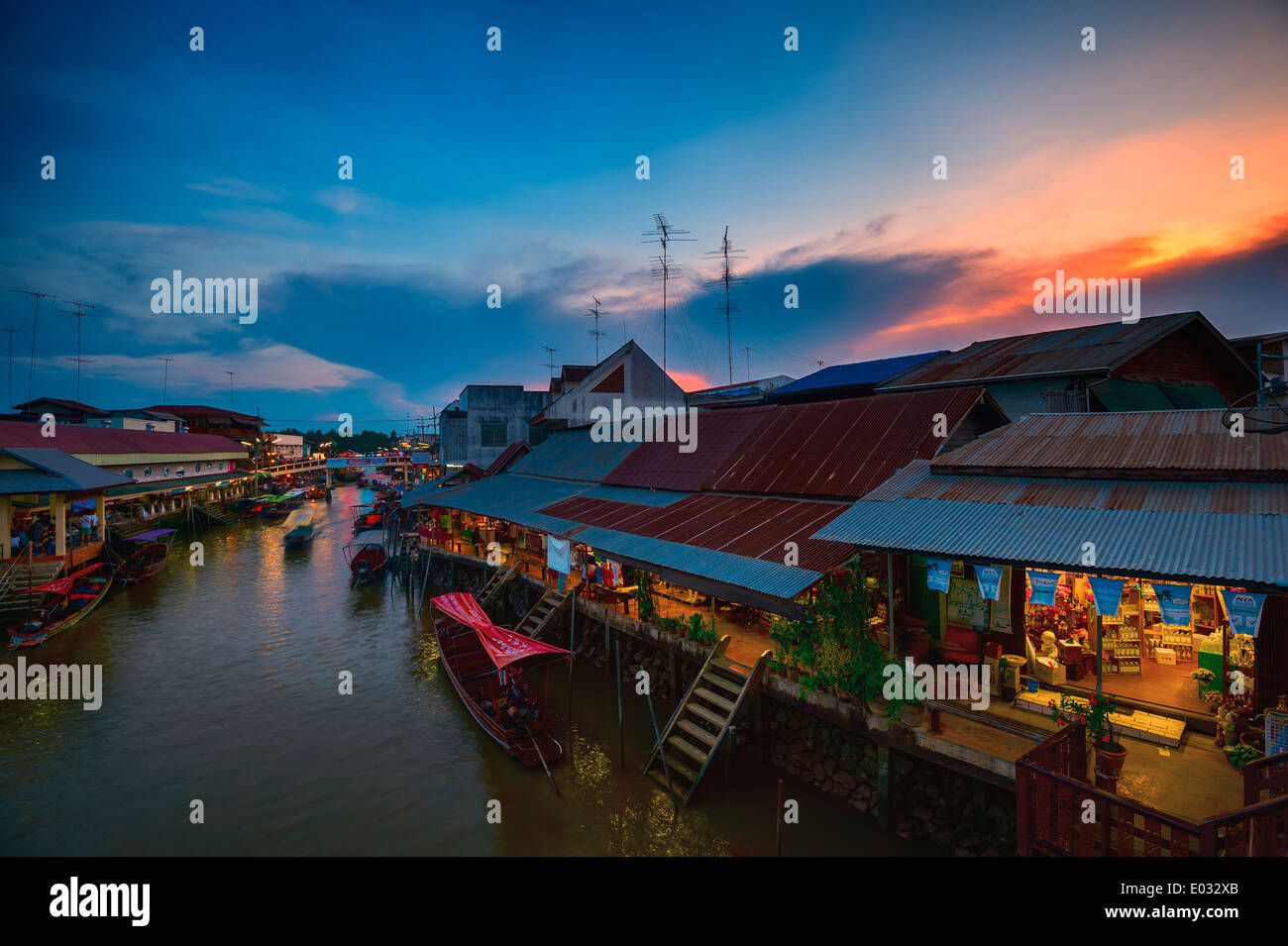 Floating market Amphawa Stock Photo - Alamy