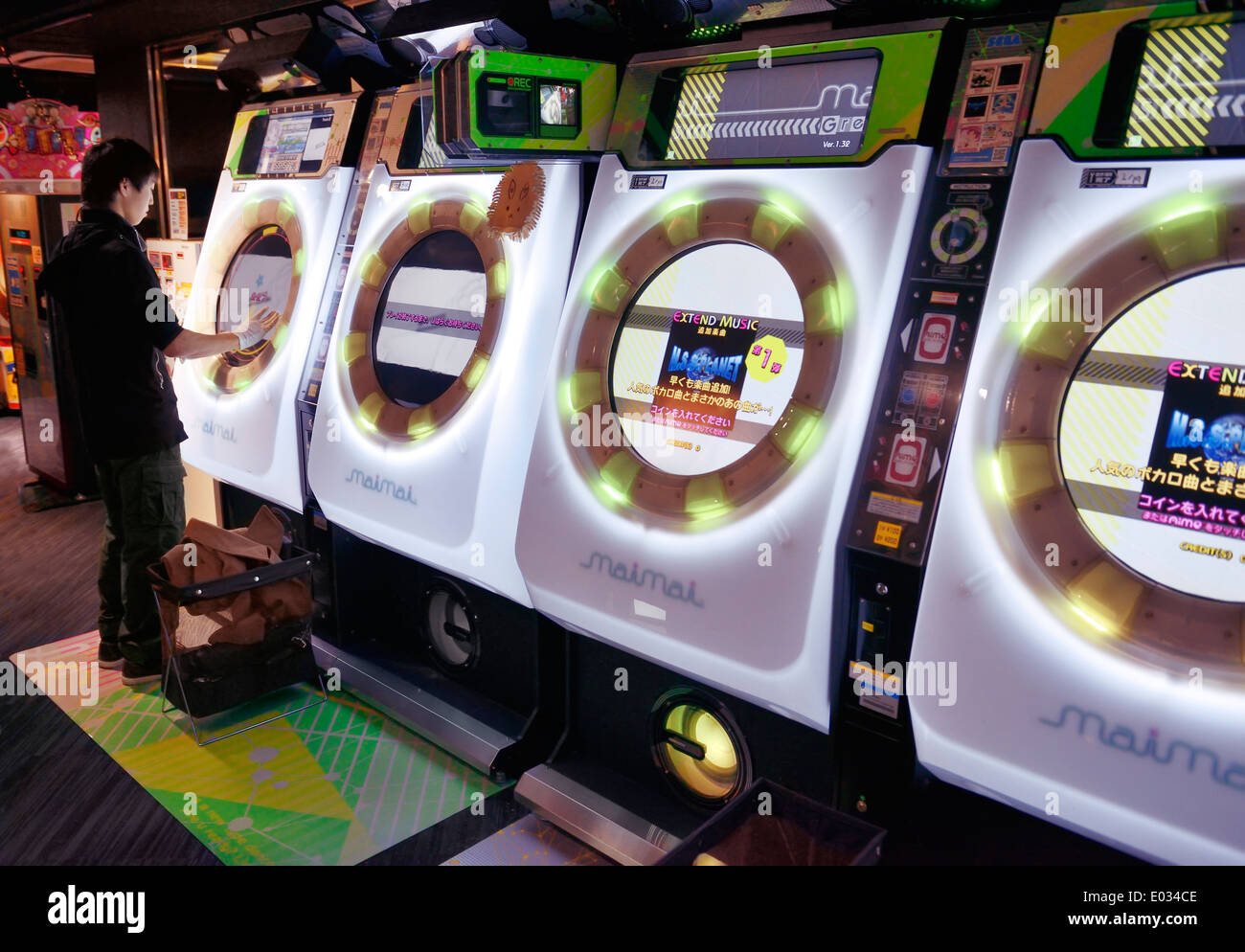Playing arcade games hi-res stock photography and images - Alamy