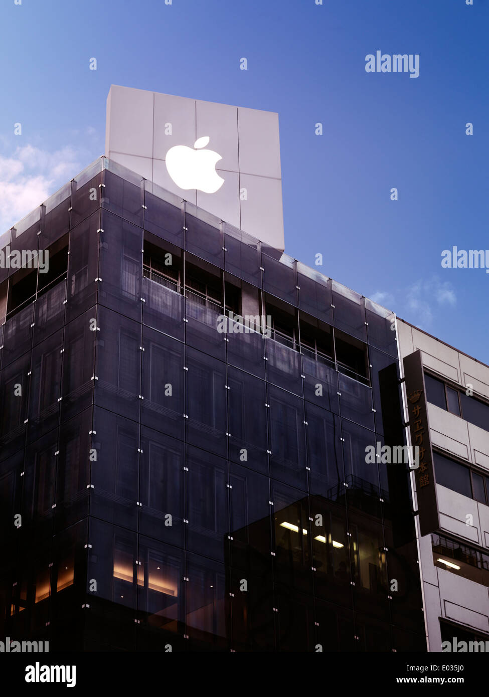 Apple logo building hi-res stock photography and images - Alamy