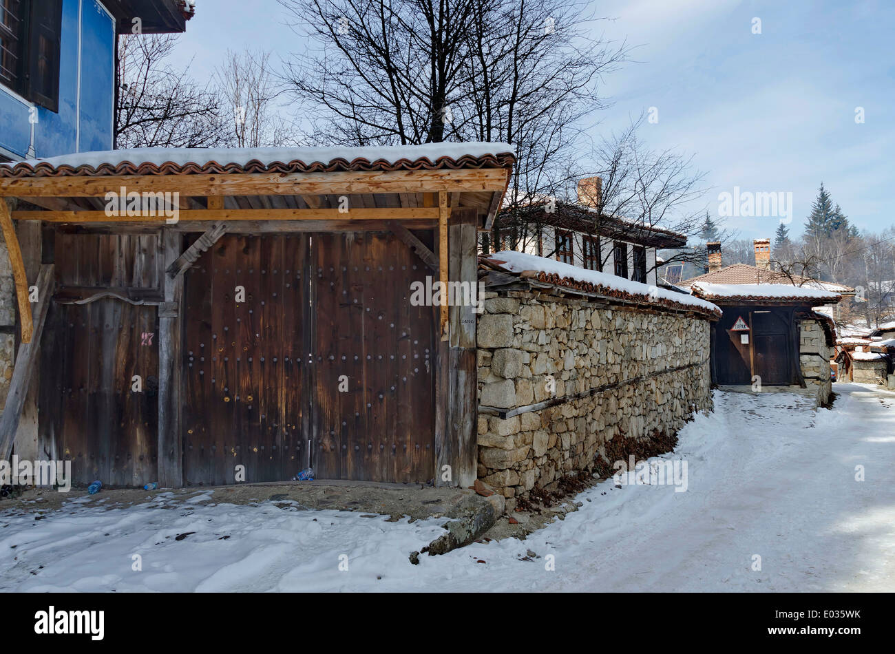 Two leaved wood door hi-res stock photography and images - Alamy