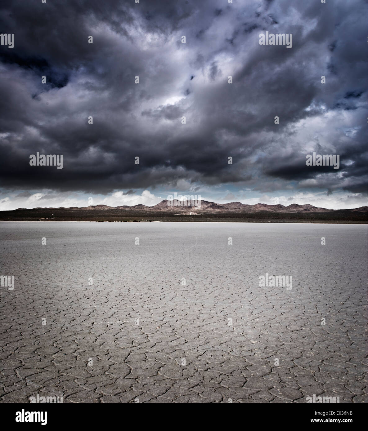 Dry lake bed hi-res stock photography and images - Alamy