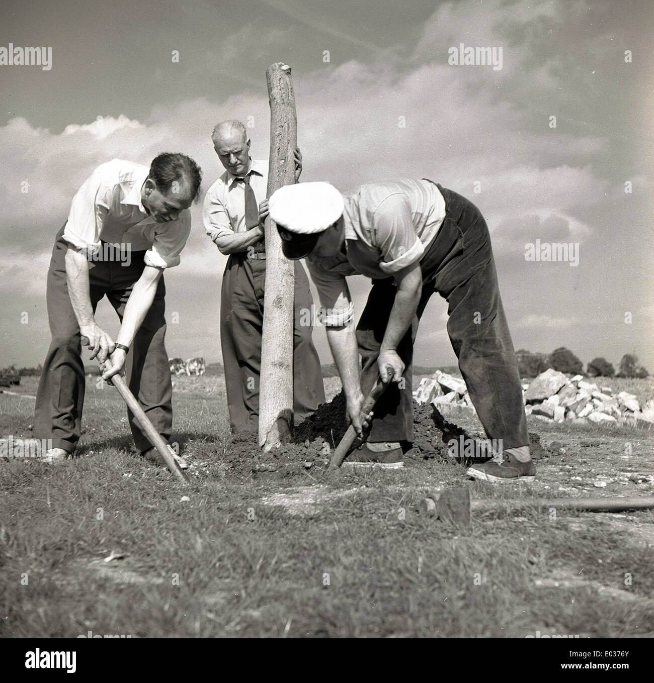 Men digging black and white hi-res stock photography and images - Alamy