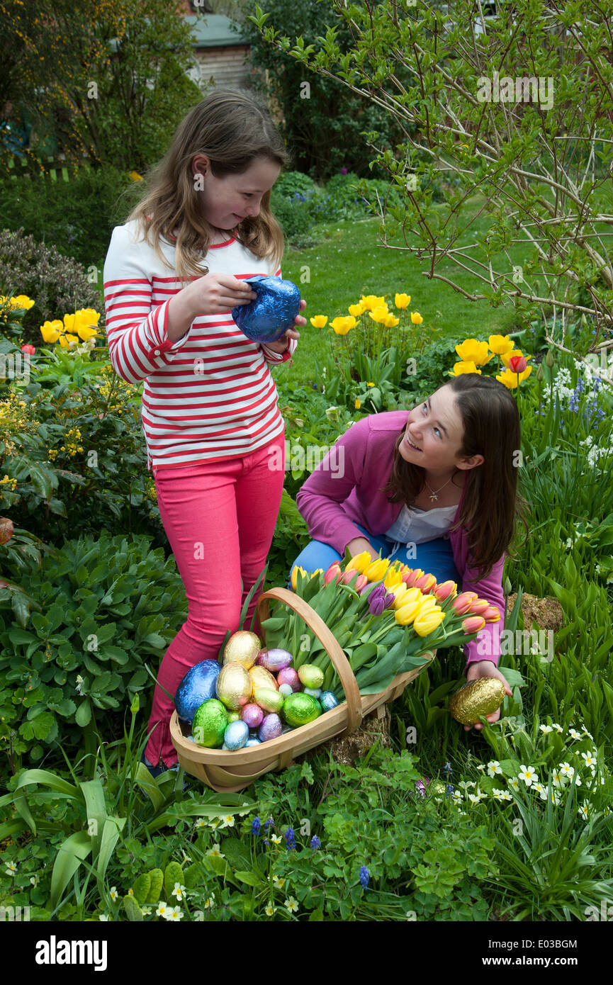 Girls hunting for easter eggs hi-res stock photography and images - Alamy