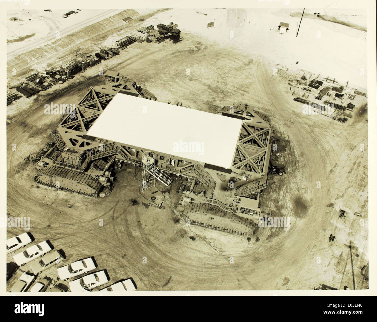 Space shuttle crawler transporter hi-res stock photography and images ...