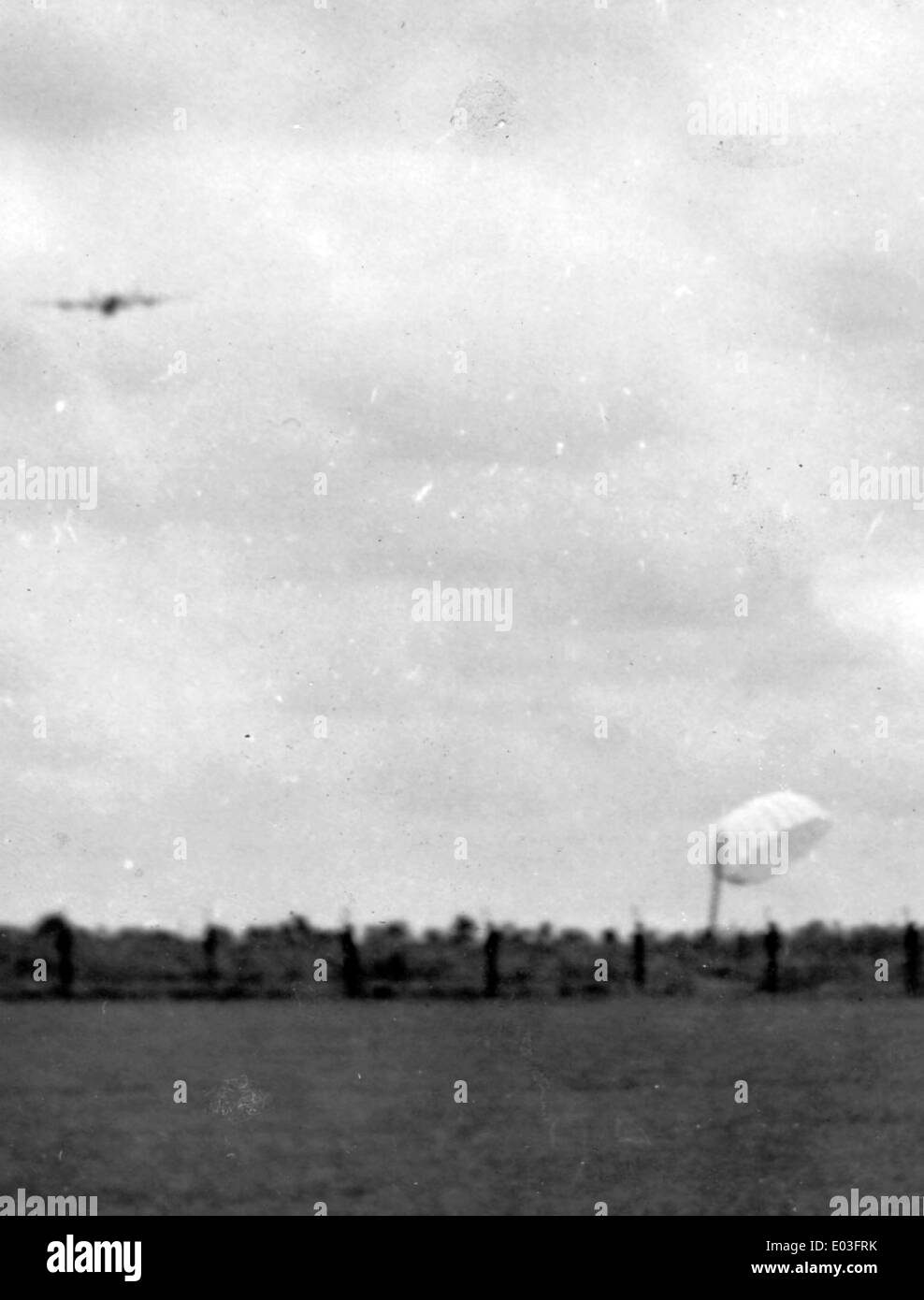 Parachute drop aircraft hi-res stock photography and images - Alamy