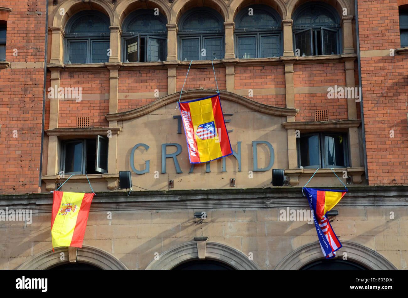 Chelsea fans beer hi-res stock photography and images - Alamy