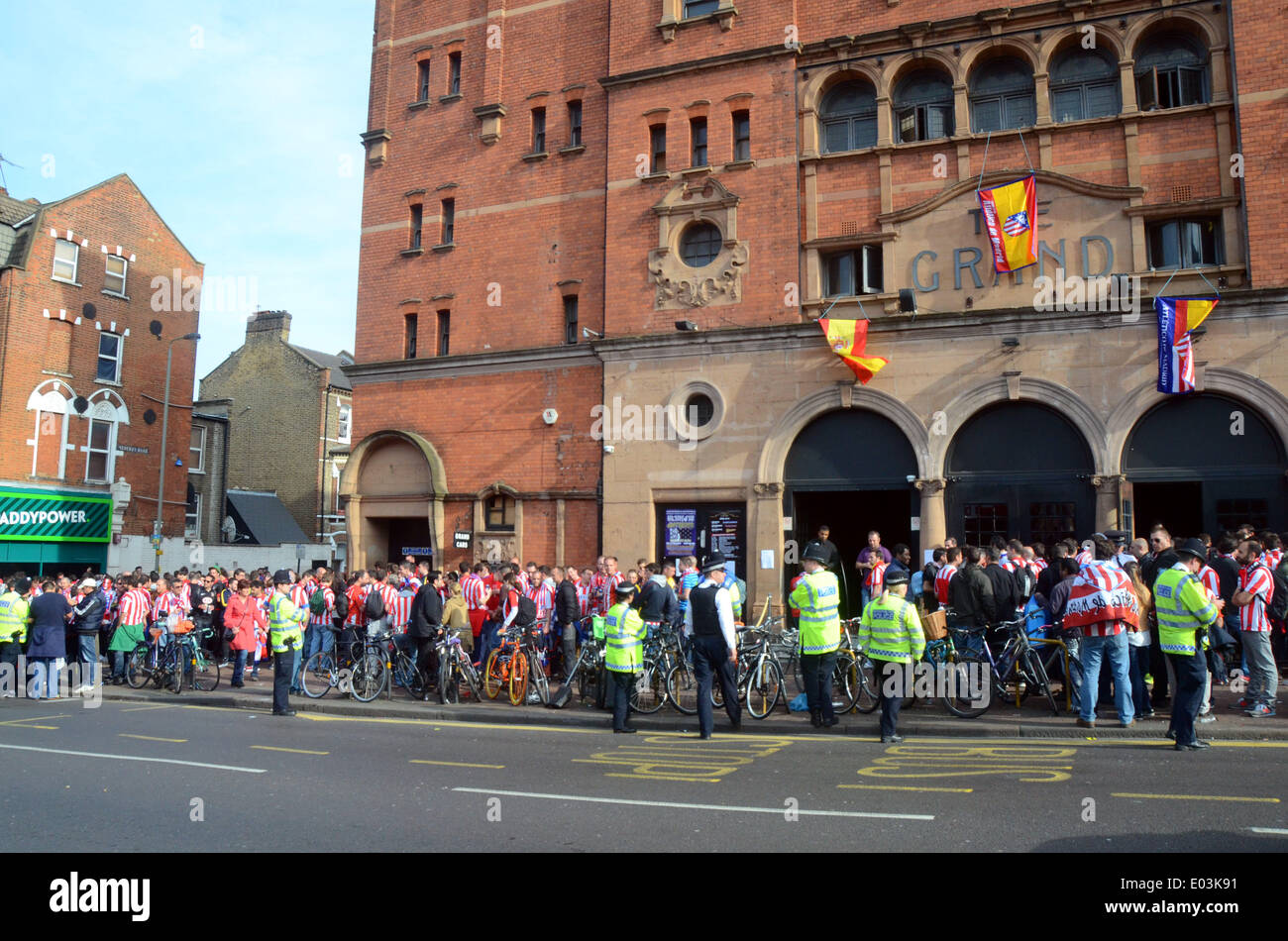 Chelsea fans beer hi-res stock photography and images - Alamy