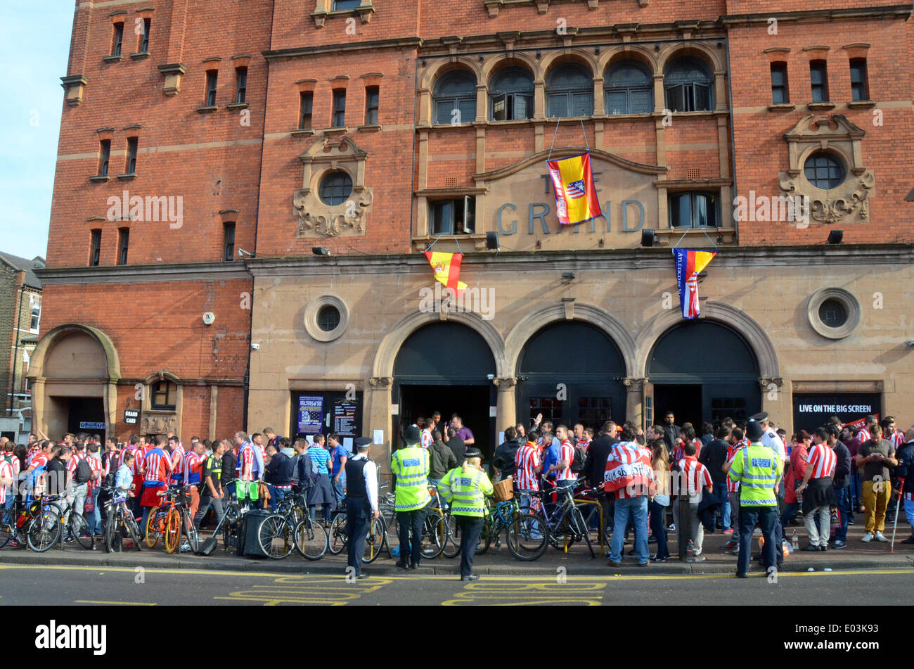 Chelsea fans beer hi-res stock photography and images - Alamy