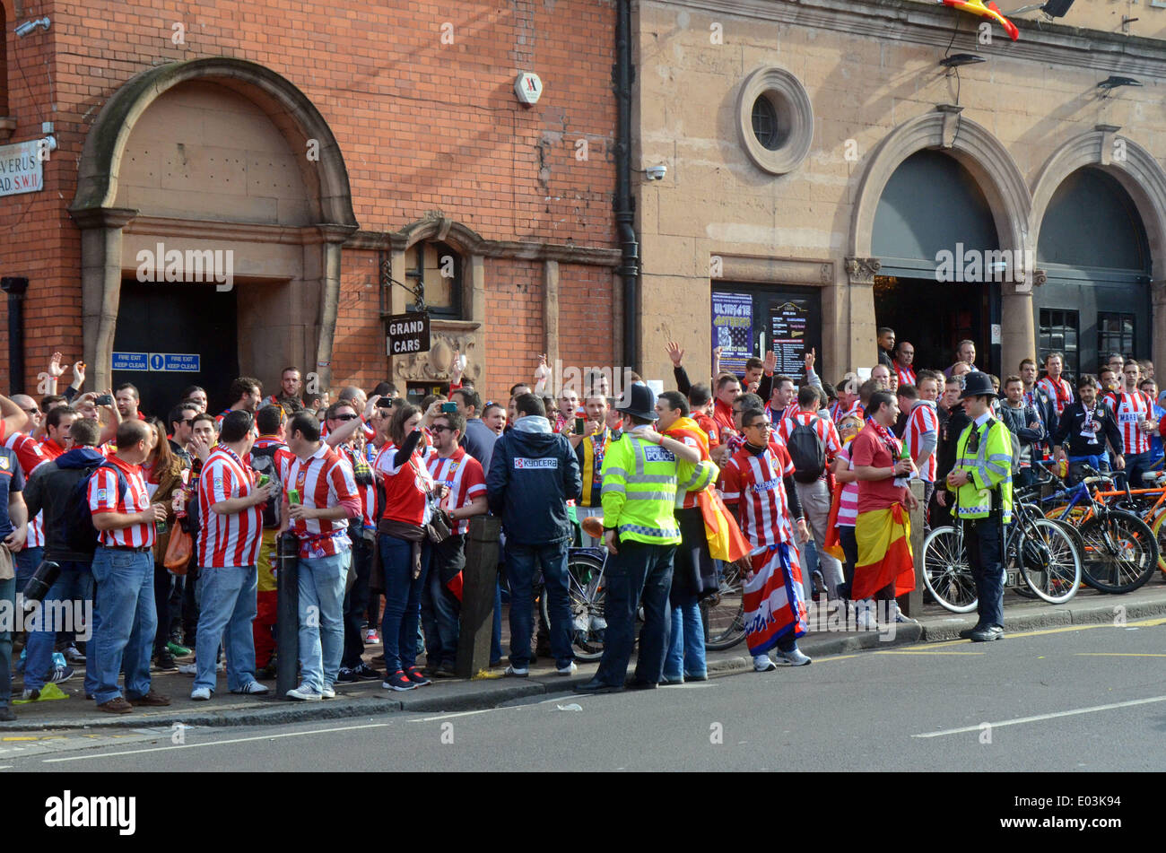 Chelsea fans beer hi-res stock photography and images - Alamy