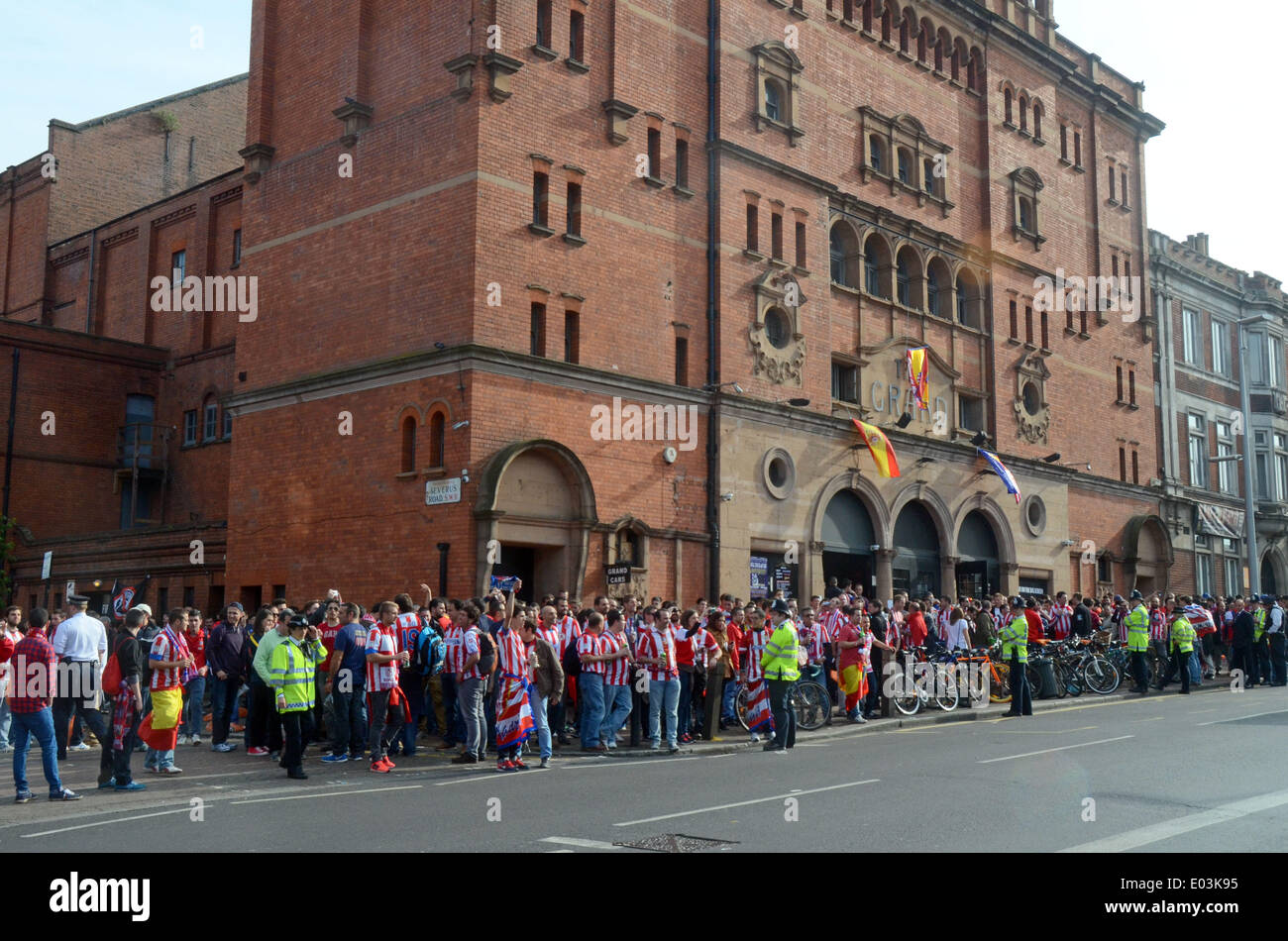 Chelsea fans beer hi-res stock photography and images - Alamy