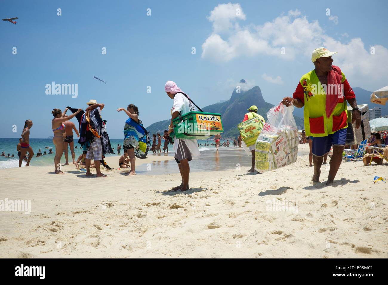 RIO DE JANEIRO, BRAZIL - JANUARY 26, 2014: Beach vendors selling food ...