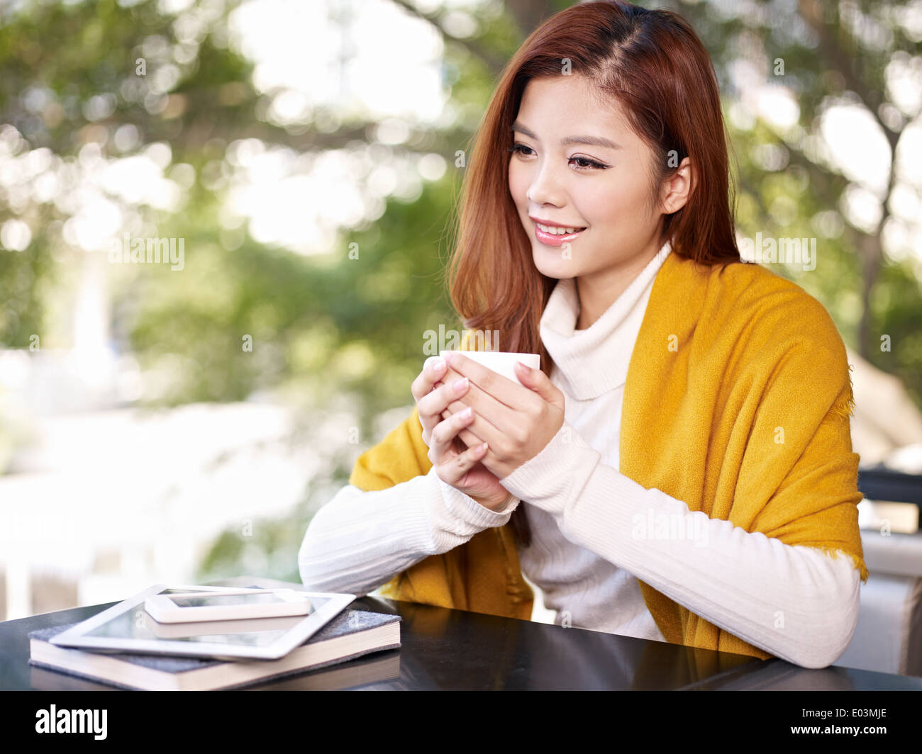 Woman and cafe and thinking hi-res stock photography and images - Alamy
