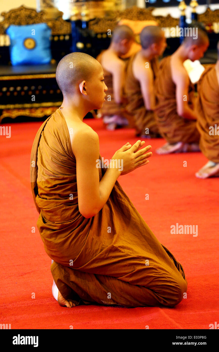 Praying at buddhist temples hi-res stock photography and images - Alamy