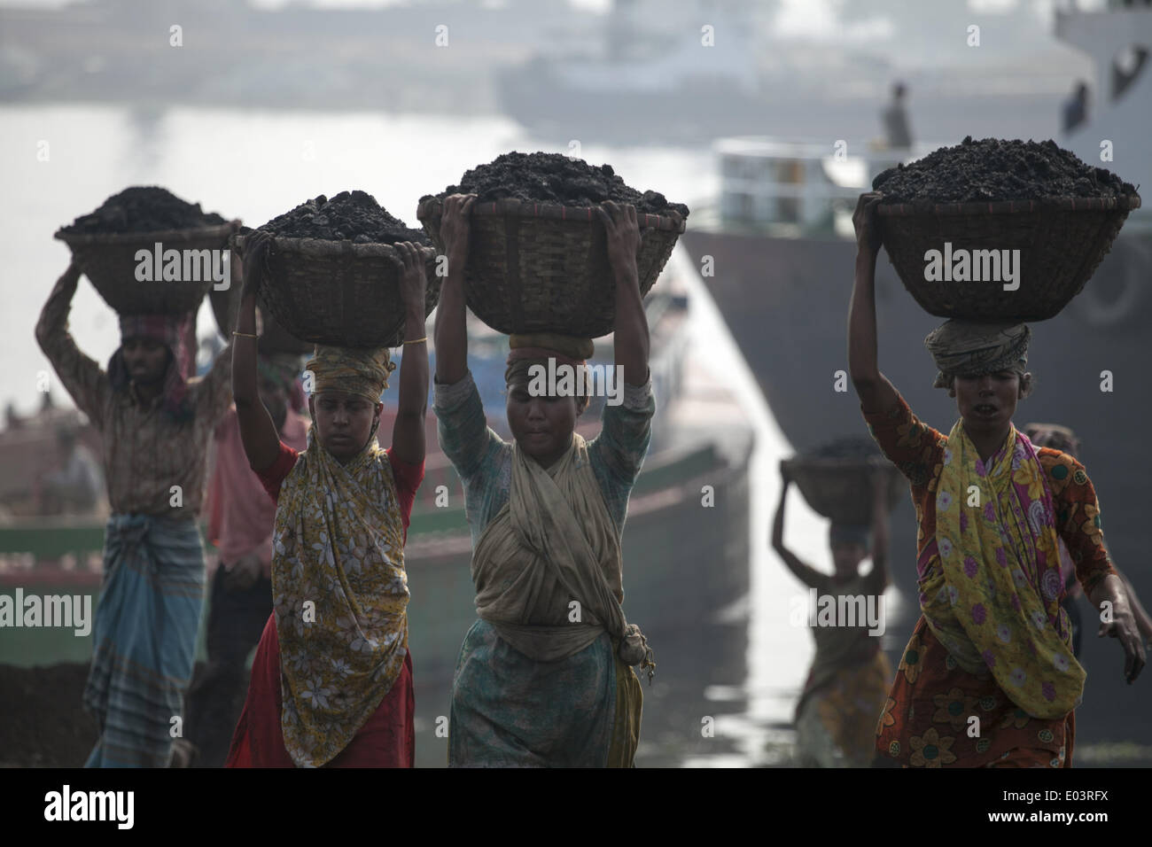 Dhaka, Bangladesh. 14th Jan, 2013. Man & women work together.Labor in ...