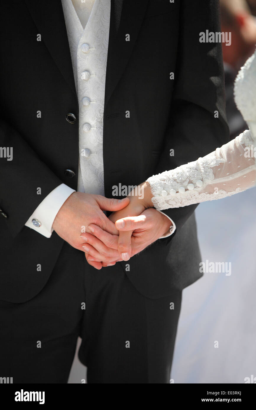 The hands of a bride and a groom Stock Photo - Alamy