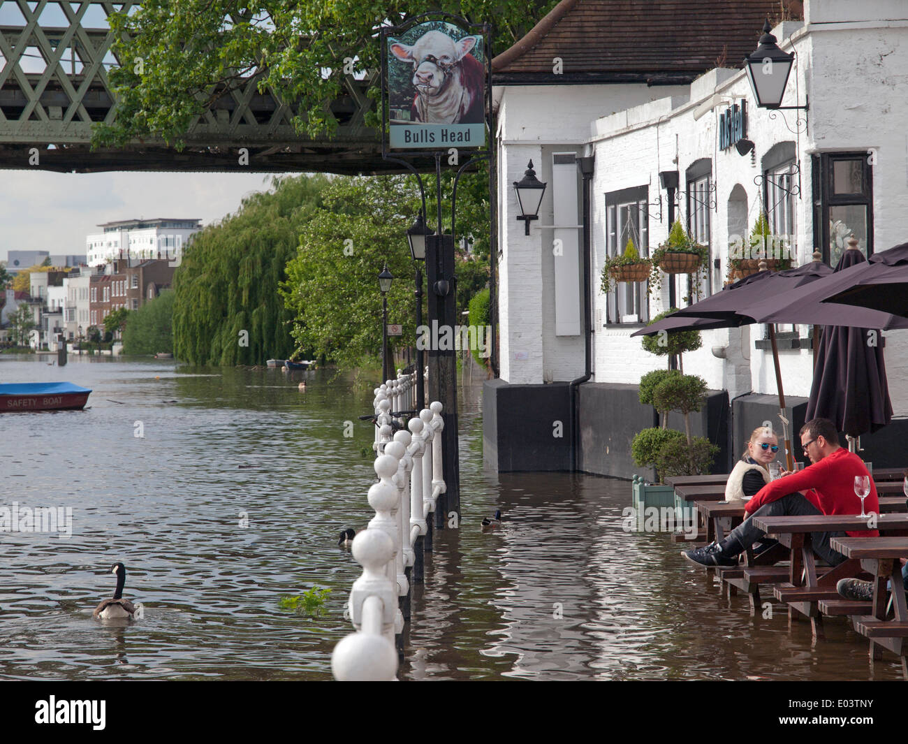 The flooded beer garden of the Bulls Head pub in Chiswick, London Stock ...