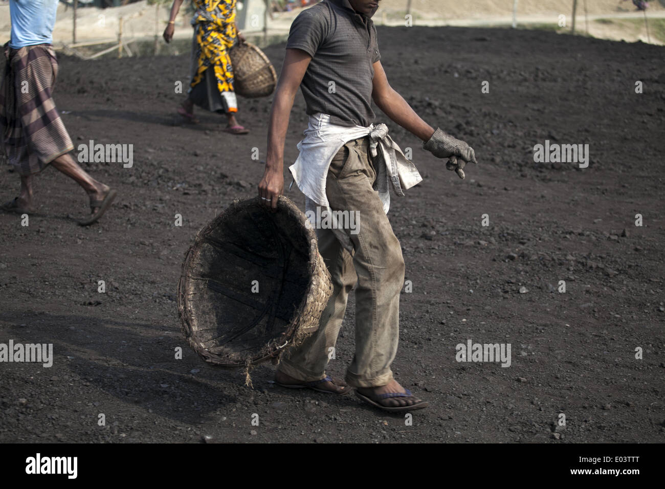 Dhaka, Bangladesh. 14th Jan, 2013. Labor in bangladesh lead their live ...