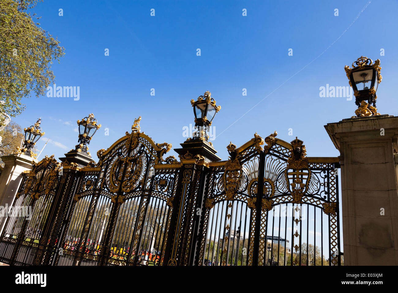 Canada Gate entrance to Green park London Stock Photo - Alamy