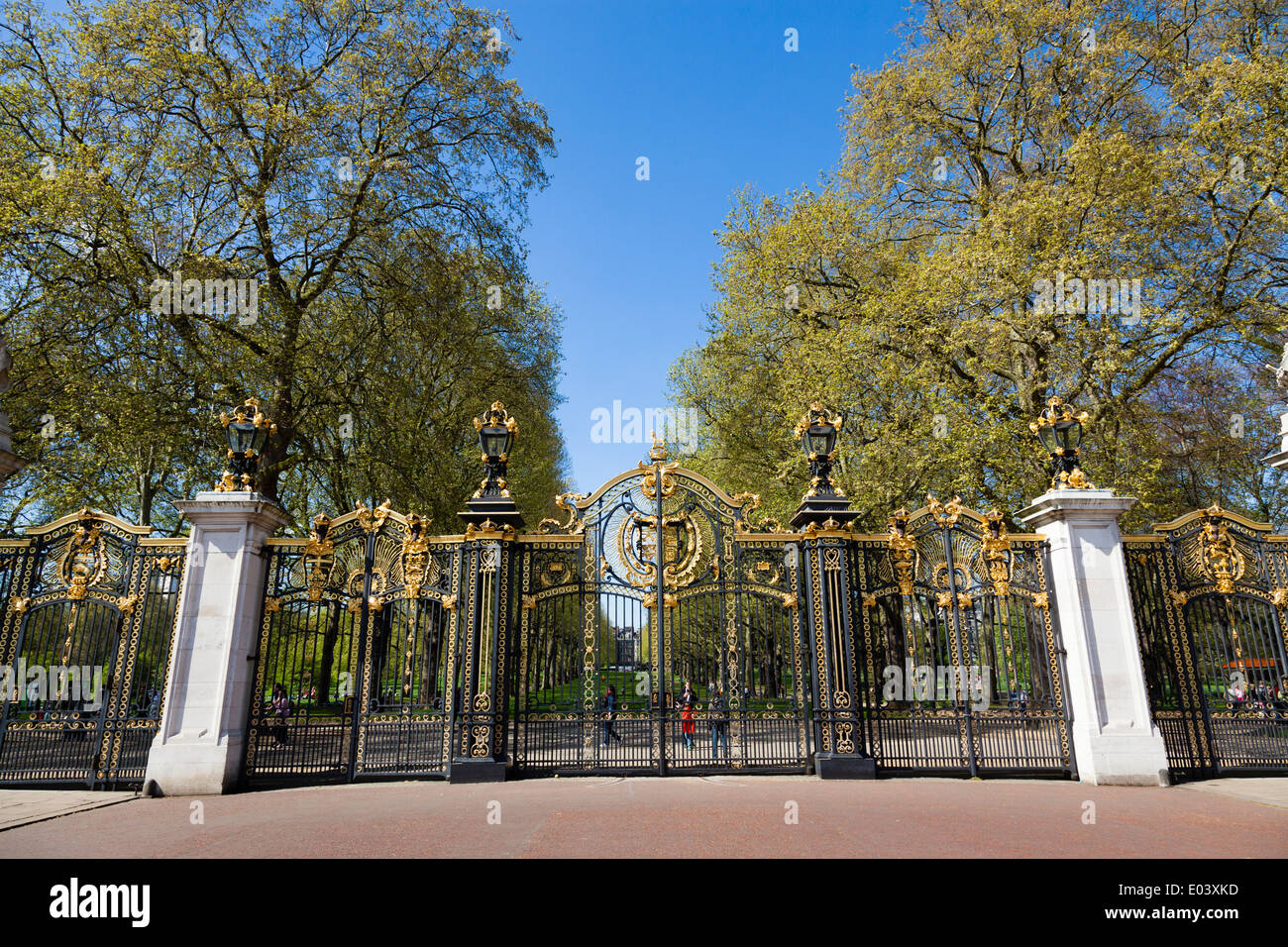 Canada Gate entrance to Green park London Stock Photo - Alamy