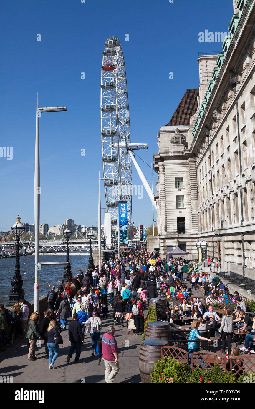 Tourist crowds london hi-res stock photography and images - Alamy