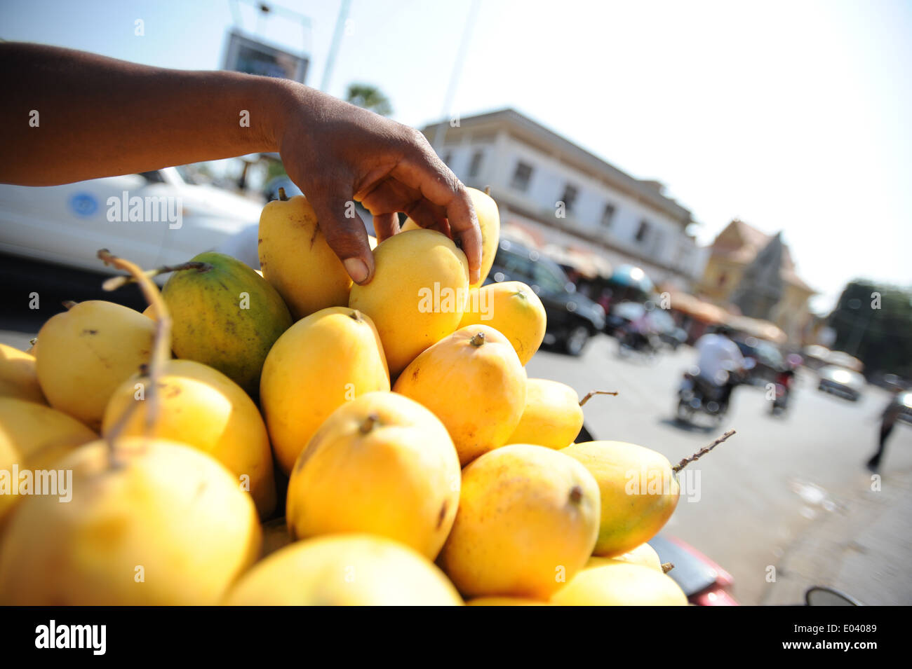 Mango vendor in Phnom Penh, Cambodia Stock Photo - Alamy