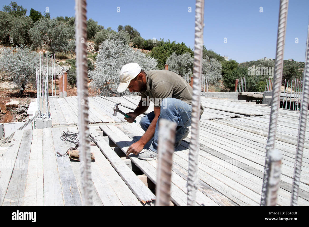 Ramallah, Palestinian Territory. 1st May 2014. An Palestinian worker ...