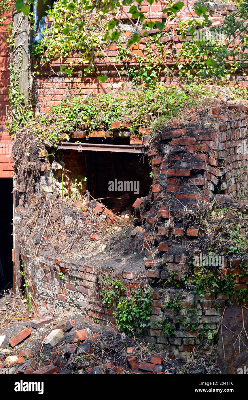 Crumbling brickwork hi-res stock photography and images - Alamy
