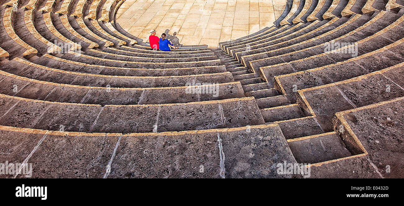 Audience in amphitheatre hi-res stock photography and images - Alamy