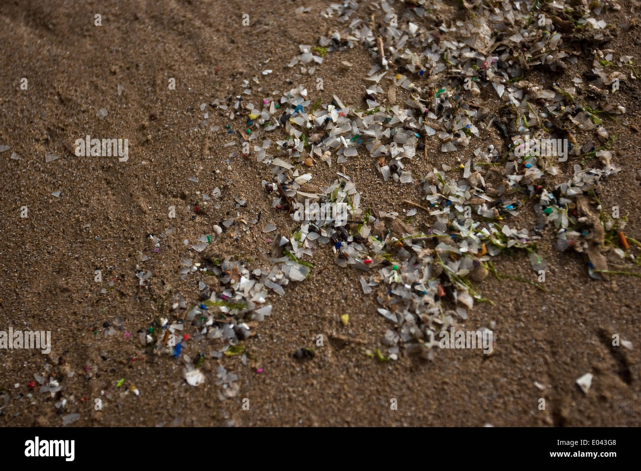 Broken plastic litters Saltburn beach at low tide Stock Photo - Alamy