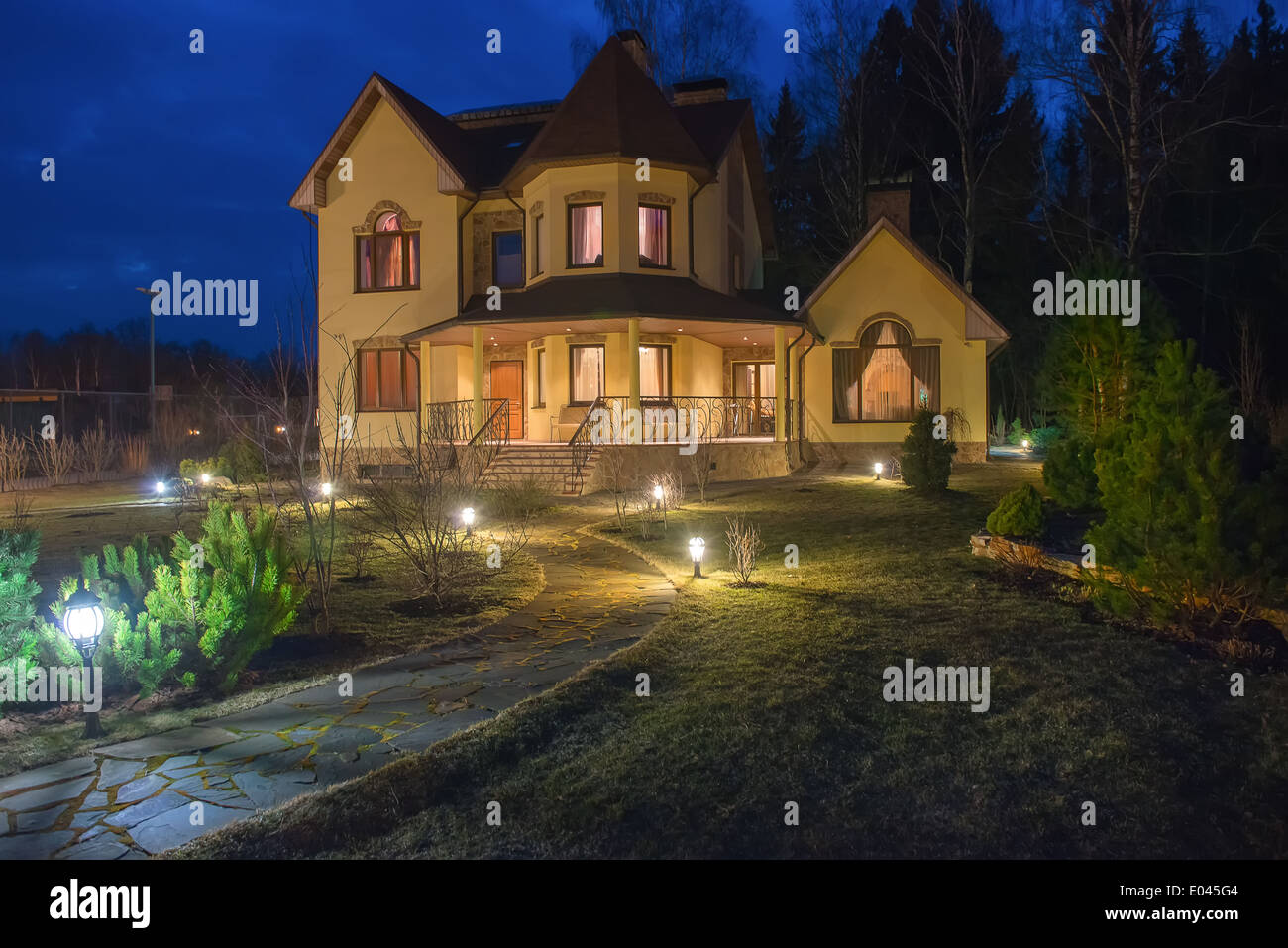Driveway night house hi-res stock photography and images - Alamy
