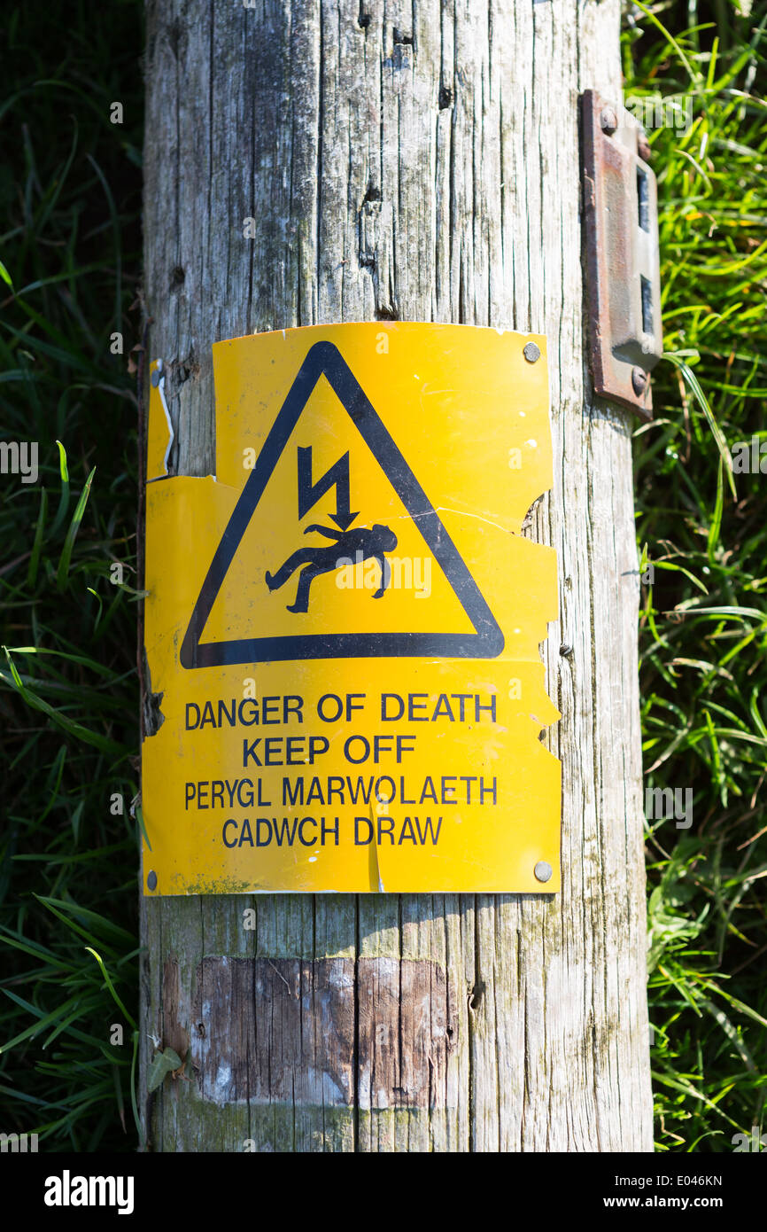 Warning sign on electricity pylon hi-res stock photography and images ...