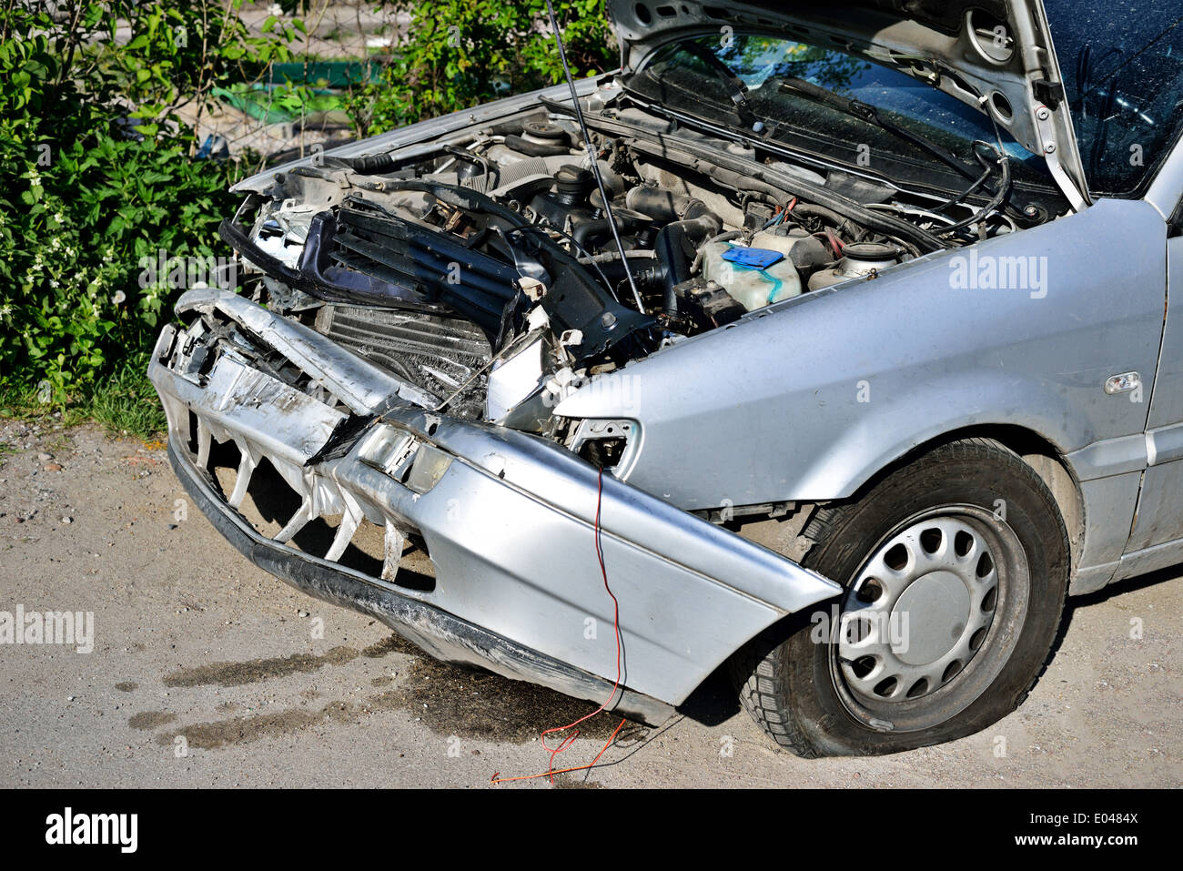 Smashed hood hi-res stock photography and images - Alamy