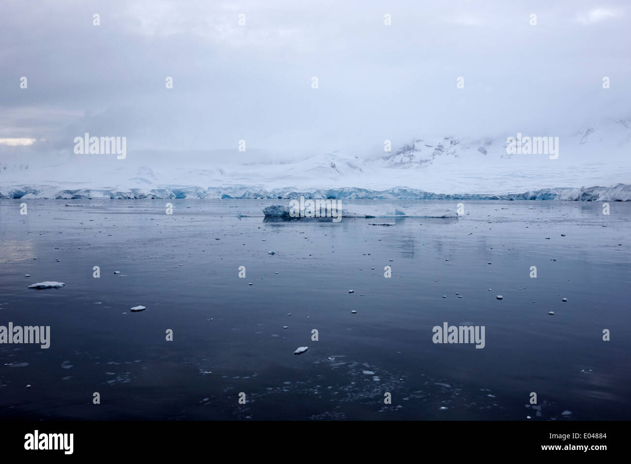 Snow floating hi-res stock photography and images - Alamy