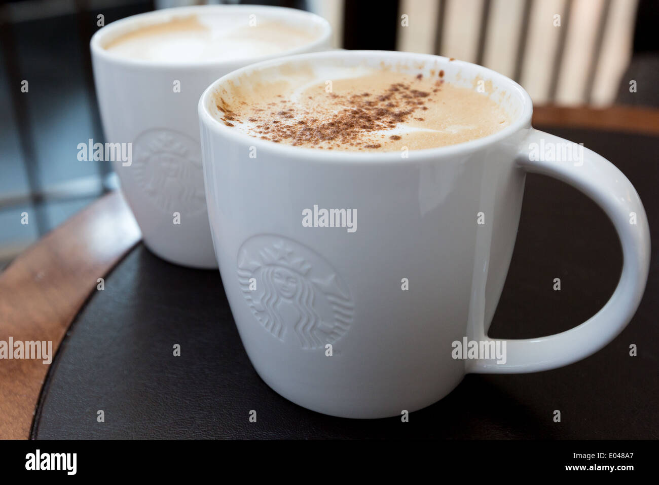 Coffee cups of Starbucks coffee on a table Stock Photo - Alamy