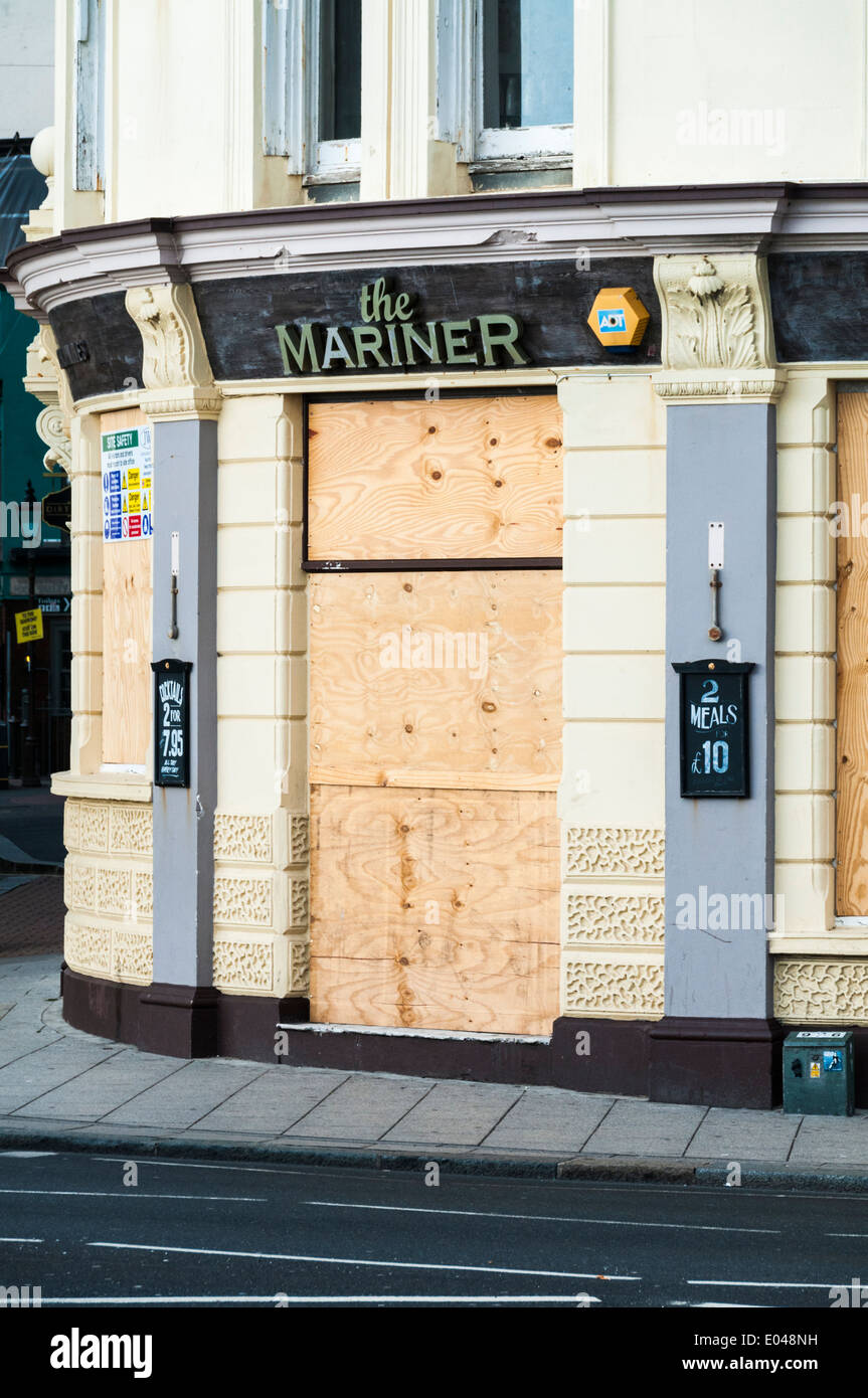 Boarded up premises hi-res stock photography and images - Alamy