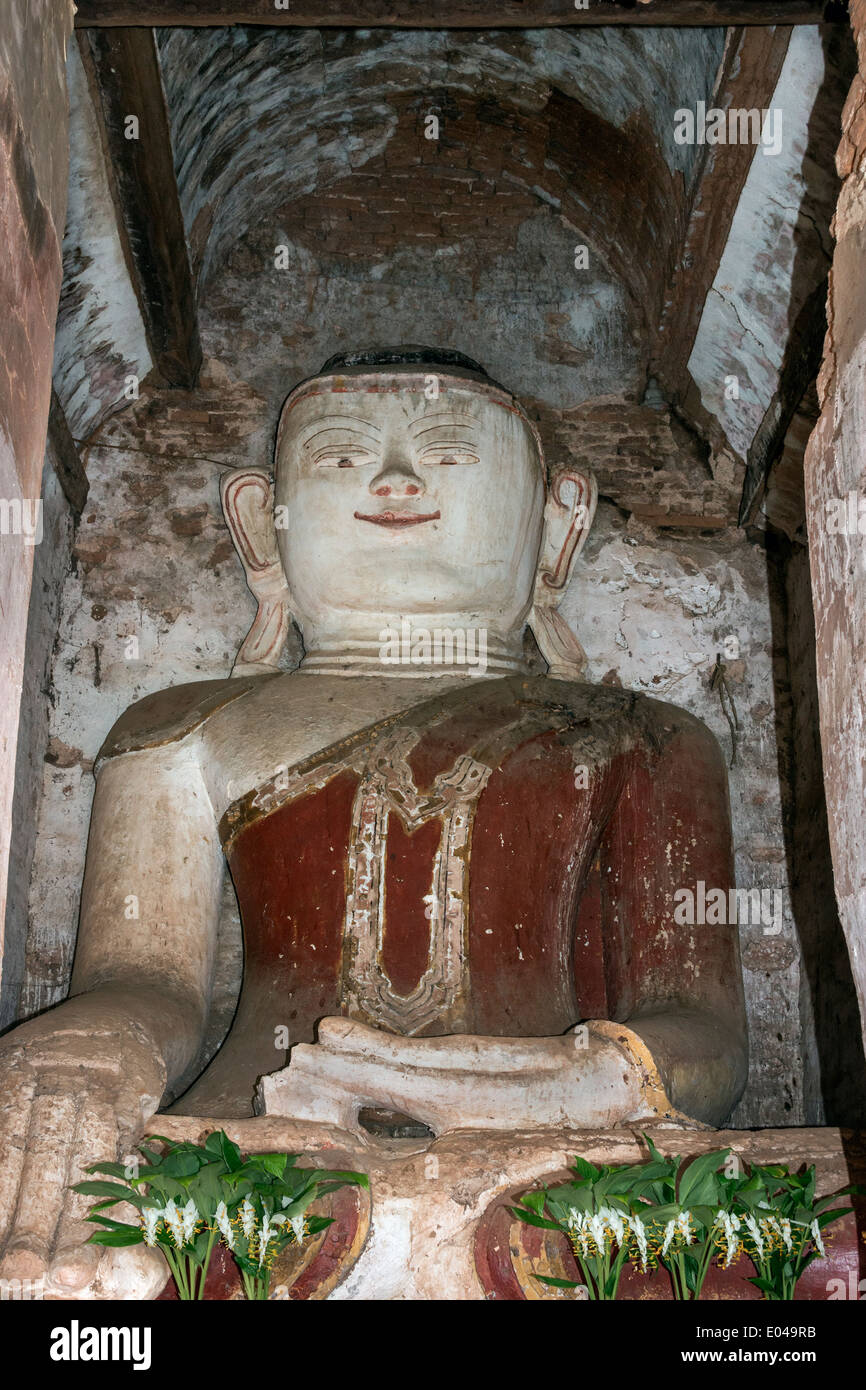 Buddha statue inside ancient overgrown stupa, Inn Thein, Inle Lake ...