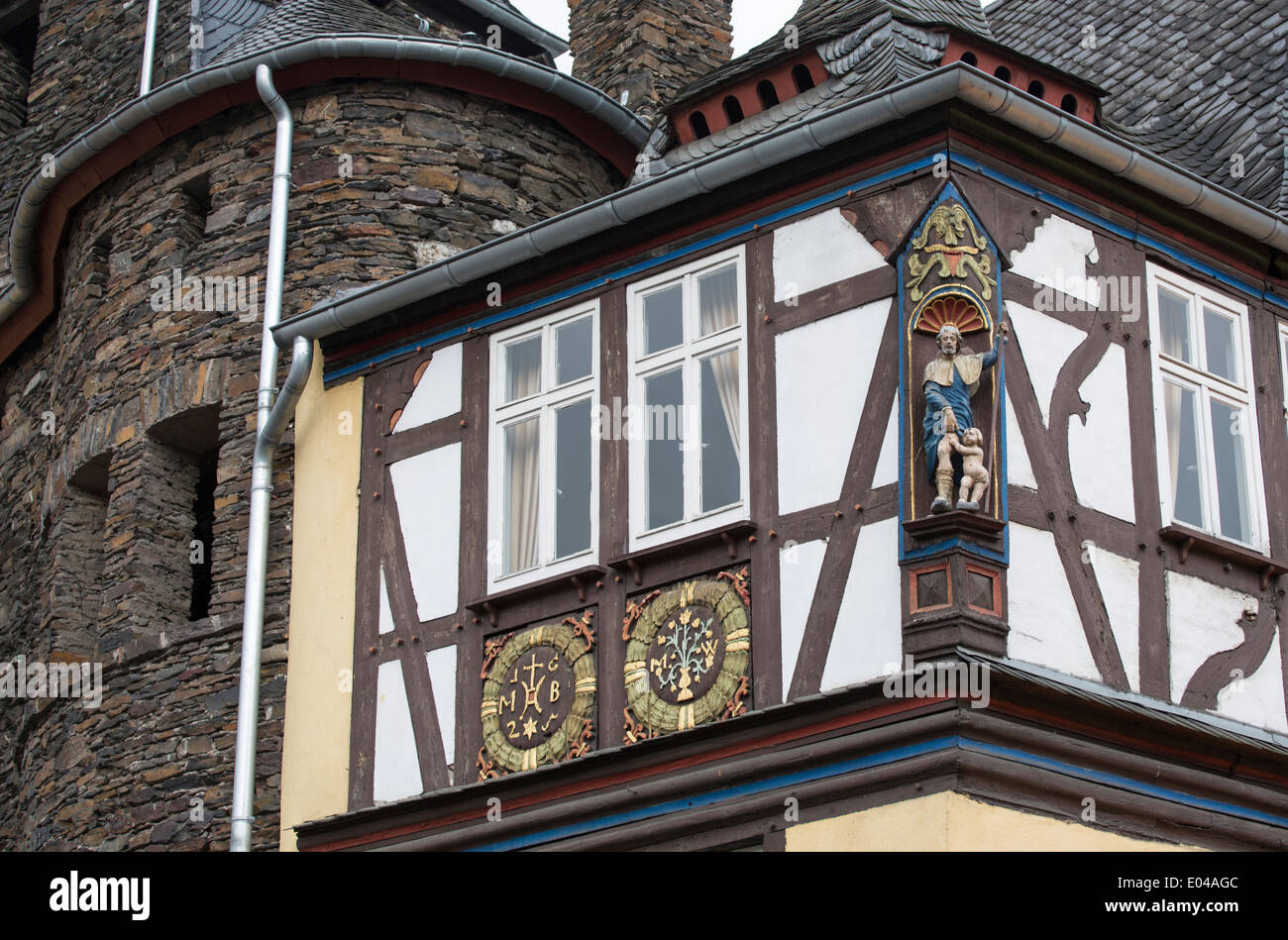 Half timbered gate house hi-res stock photography and images - Alamy
